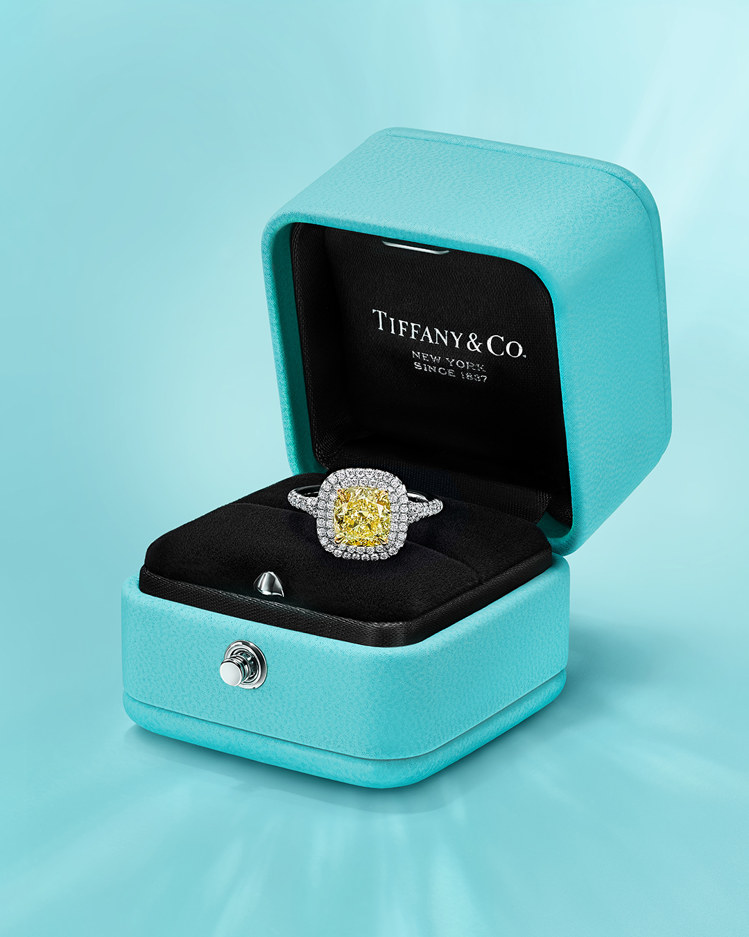 Romantic Rendezvous with Tiffany & Co. - Hong Kong Times Square